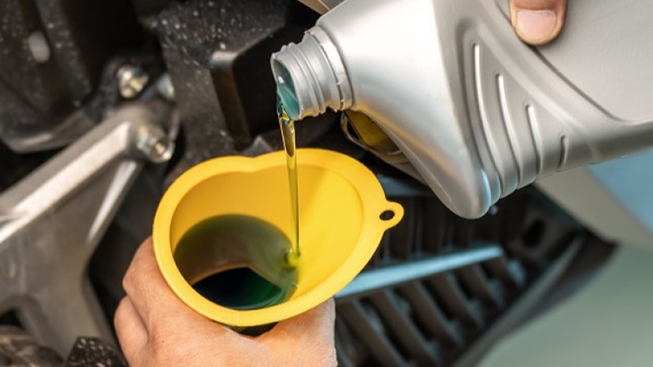 Kapan Ganti Oli Motor Jarang Dipakai? Ini Jawaban Lengkapnya - Pinjam ...